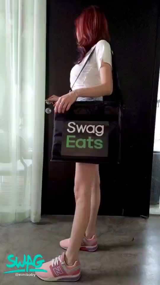 妮妮半夜睡不著😪😪😪 Swag