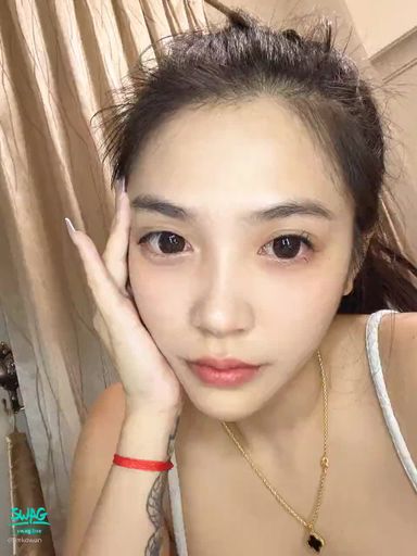 今天直播 眼睛被小射到 直接腫起來了 🥲 Swag