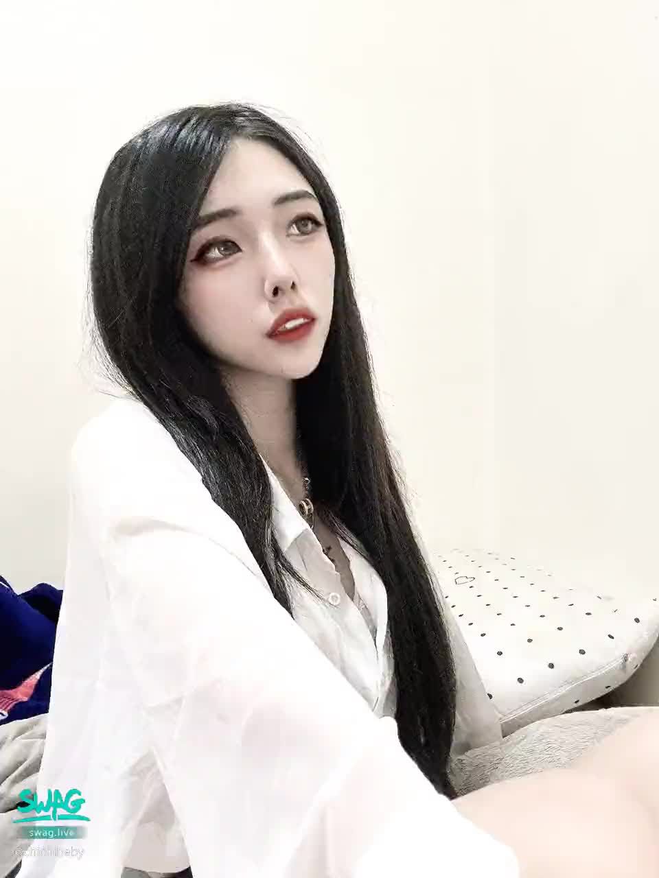 因為平台一直斷線🥲 77直播業績差了25隻棒棒口紅💄 求哥哥們能幫我達標🙏 Swag