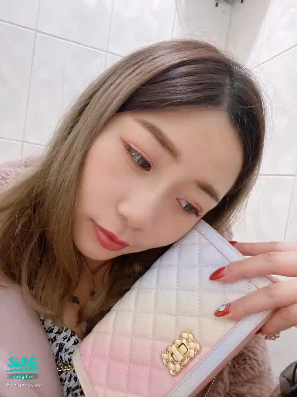 真的很喜歡這顆 ️ck 包！在直播間只要送一束玫瑰花🌹可以獲得純約會唷 ️（是來找伊伊唷！約會內容可以私訊我了解） Swag