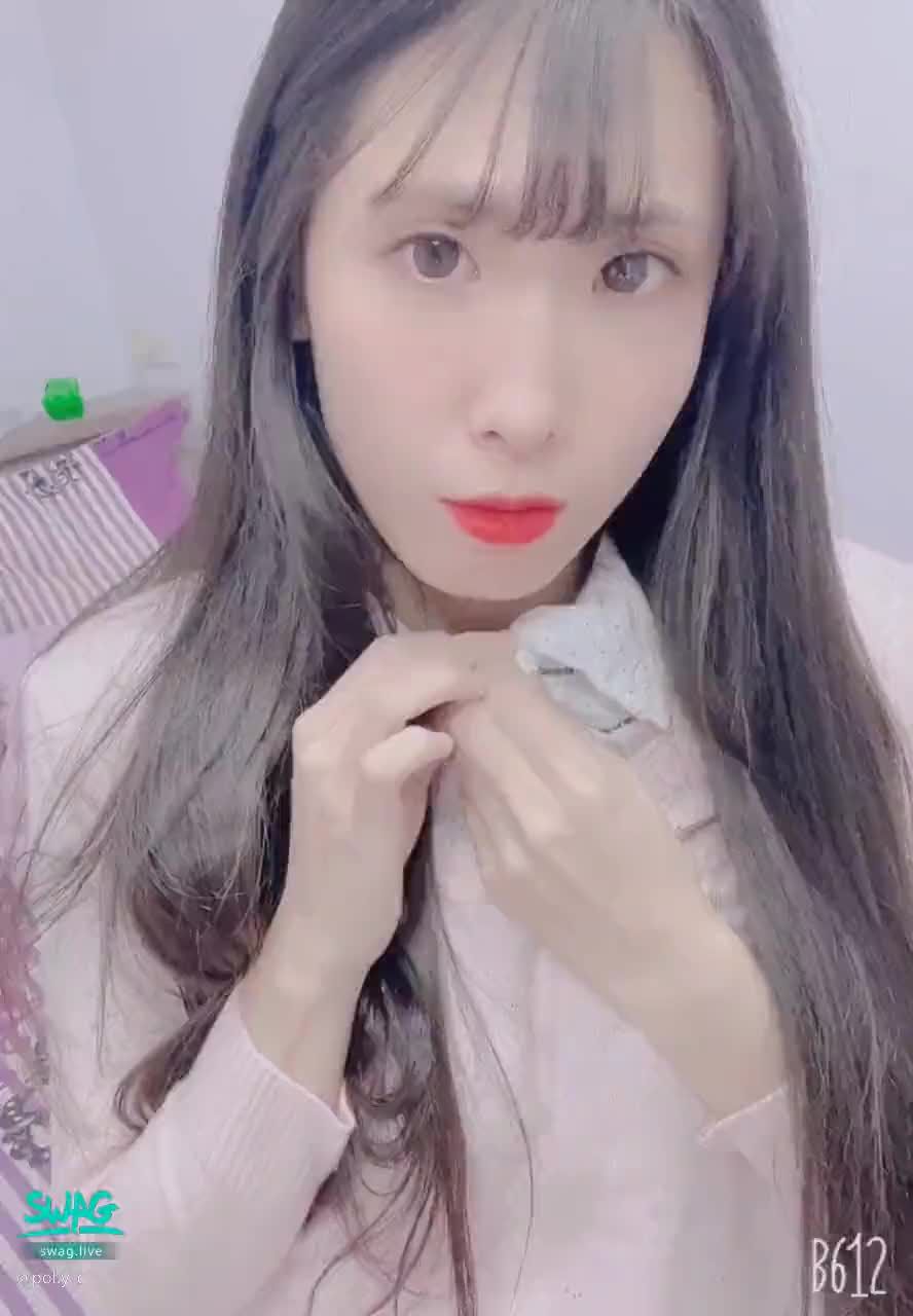 二月低鑽福利活動🔥奶控的哥哥們有福囉‼️清純學生妹露臉解扣脫衣誘惑系列片片上市💓結尾有你們愛的小驚喜 ️限時優惠🎁紫黑鑽2即可解鎖💓 Swag
