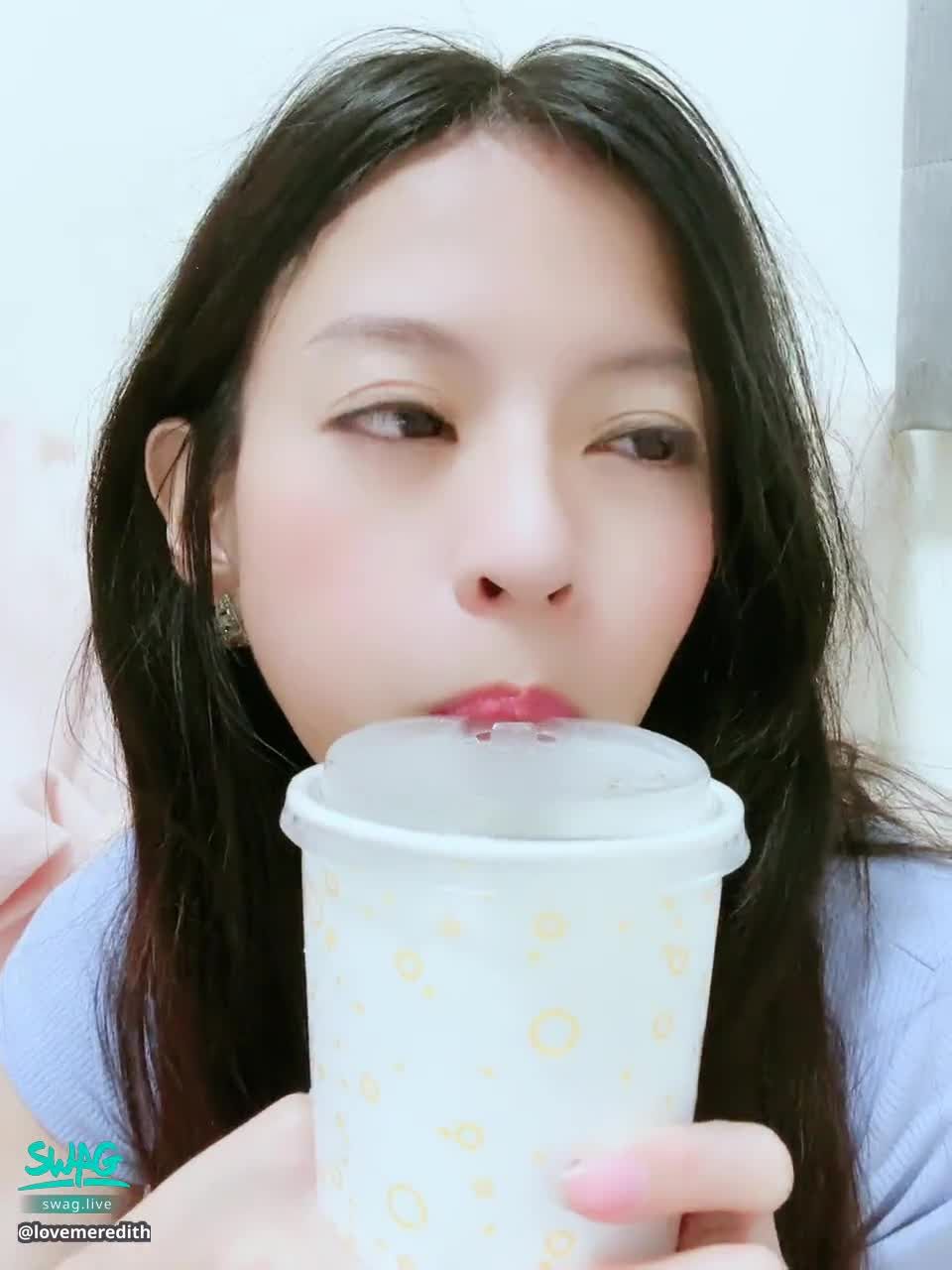 可樂好甜，我好累喔，月底前要拼300場直播，要多來看我挑逗你 Swag