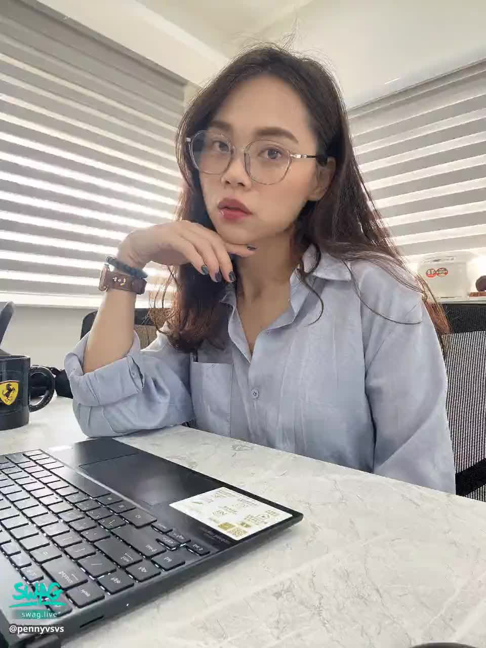 今天在辦公室打報告💕 Swag