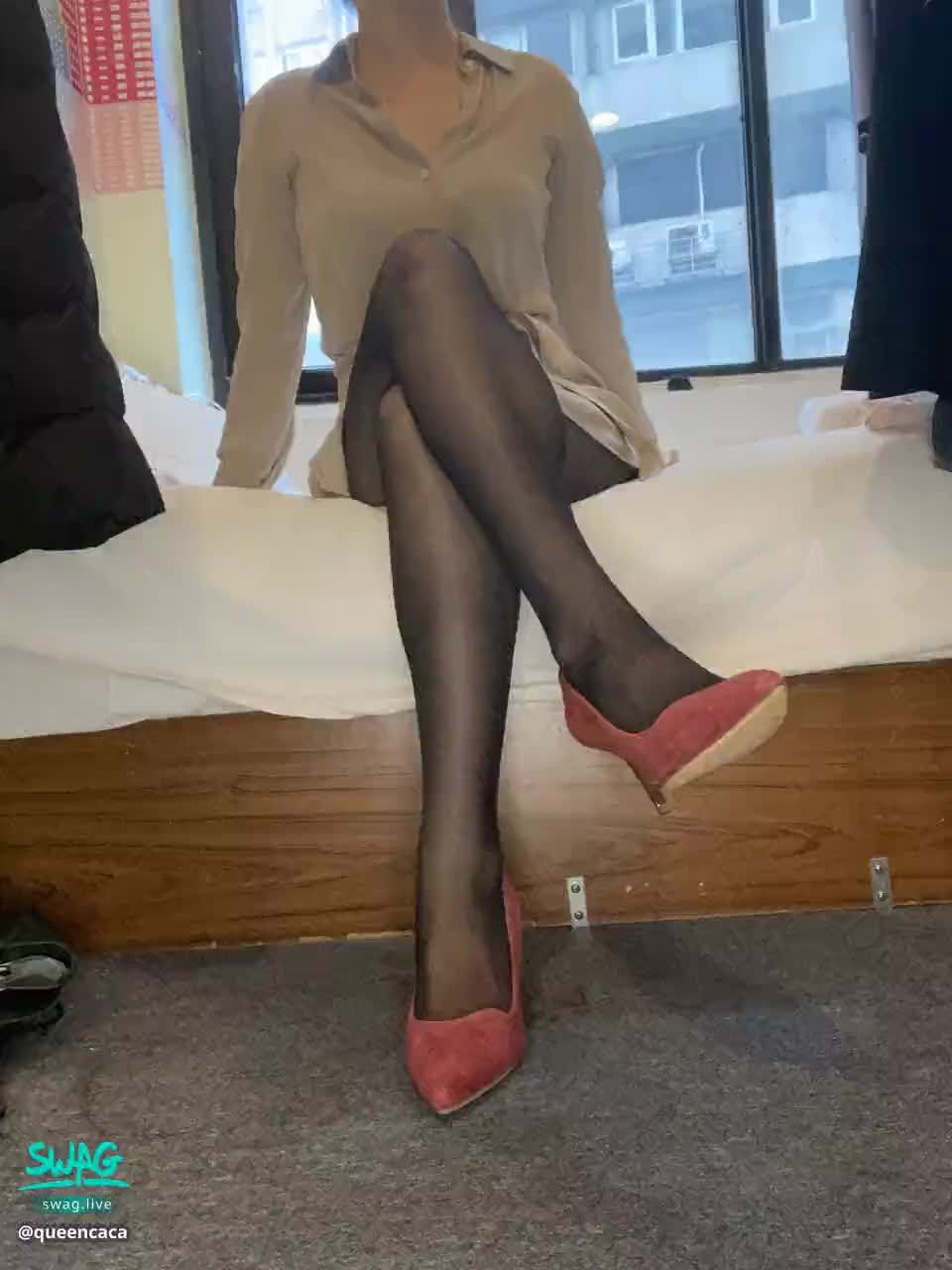 喜歡紅色高跟鞋👠配上黑絲嗎？想看更多女王色色影片私訊我唷！ Swag