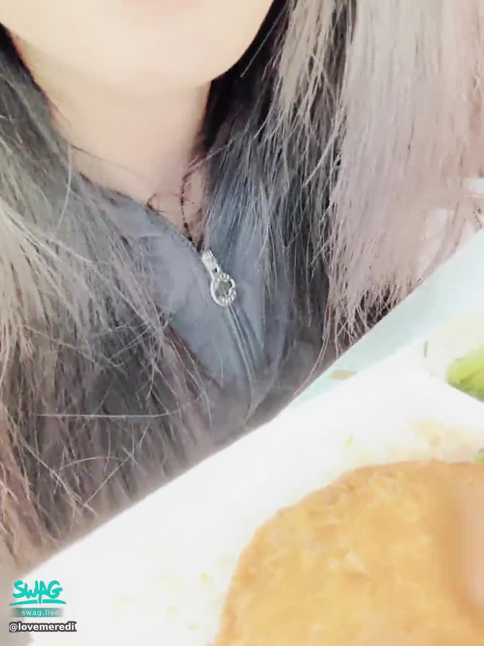 第二天上午課上完，休息時間吃飯，粉粉呢？有吃了嗎？ Swag