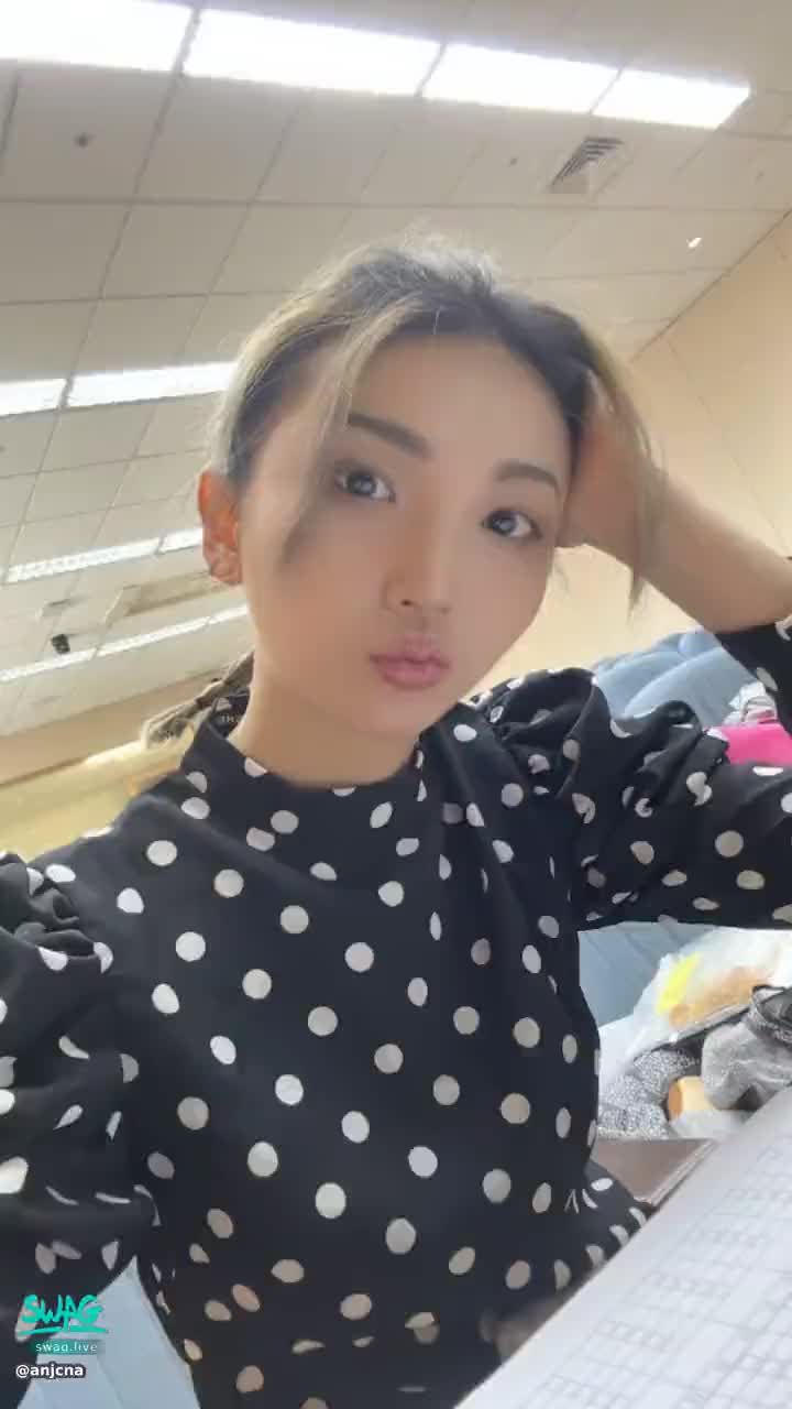 Babe各位寶寶 安娜今晚要上播喔喔！預計上播時間在晚上十點至十一點之間（都給我放下你們手邊的工作！！🤣🤣），確切時間一樣要配合商旅😢屆時會再