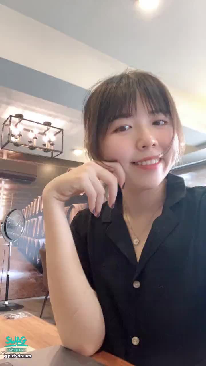 炎熱的午後，到涼涼的咖啡廳享用我🤭工作的時候有我陪好不好呀？ Swag