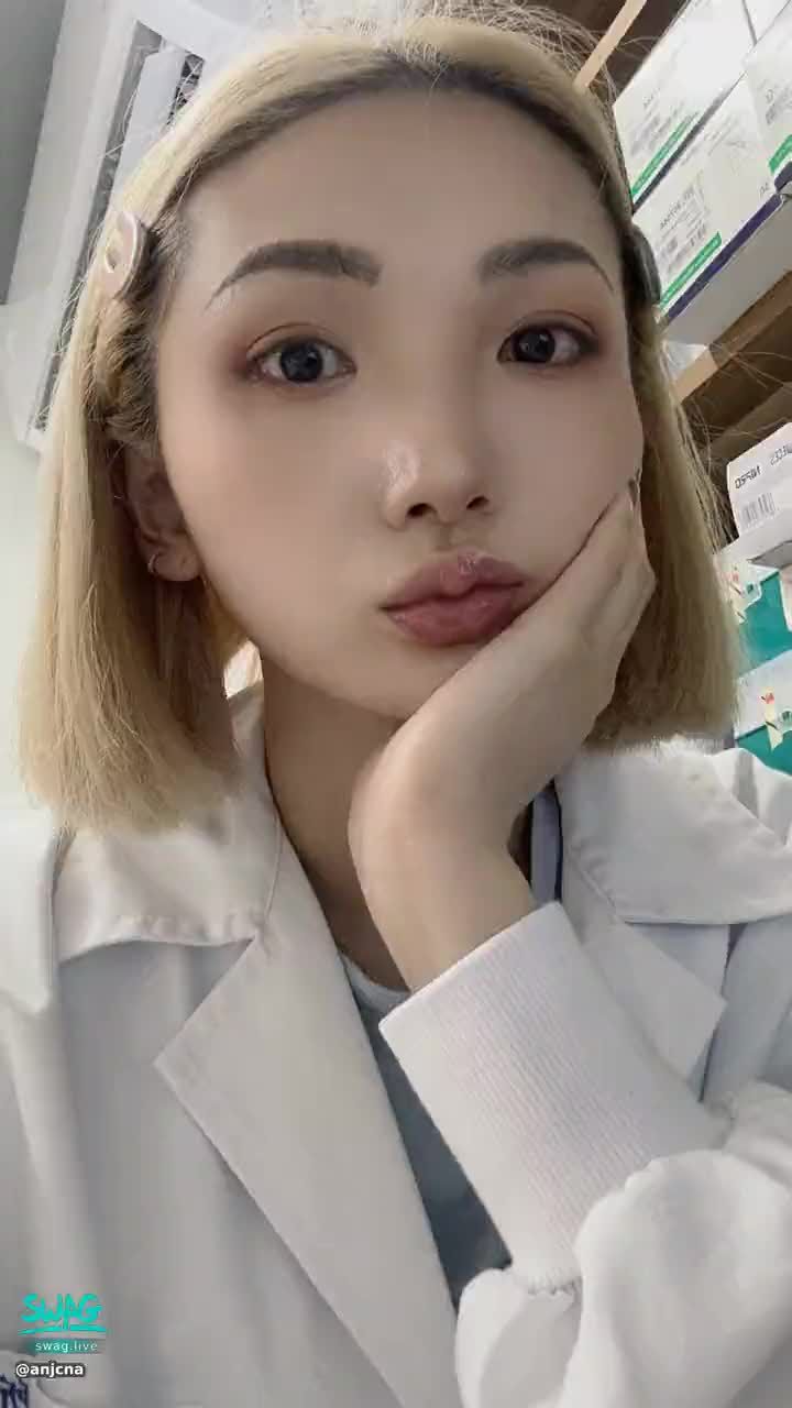 Babe補充一下，制服妹誘惑有你們最喜歡的上帝視角😘 Swag