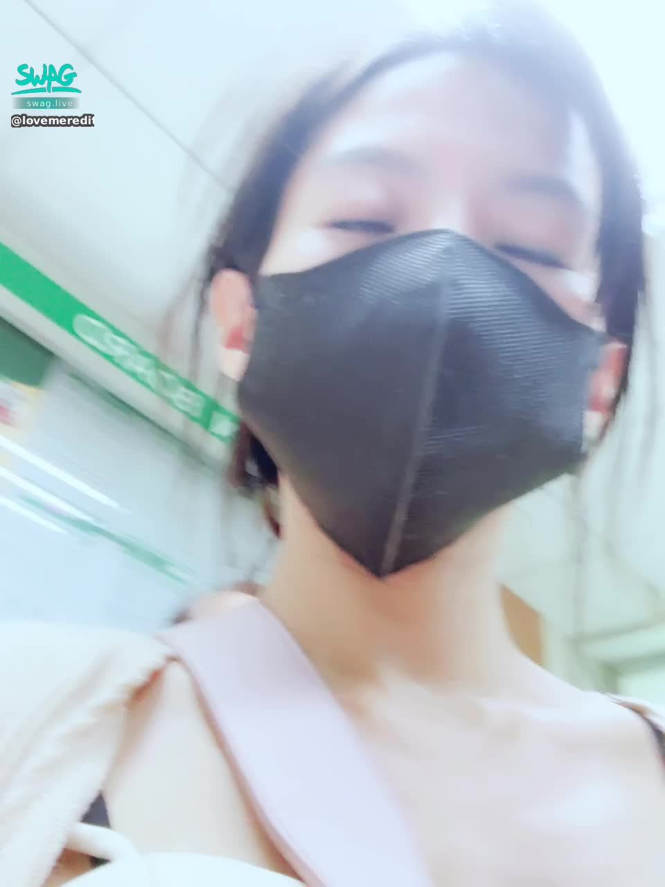 趕在郵局關門前領文件，通知單缺一角，不確定是不是家裡調皮貓兒女啃的，我也喜歡啃長條，只有男人身上有呀，你要交出來嗎？ Swag