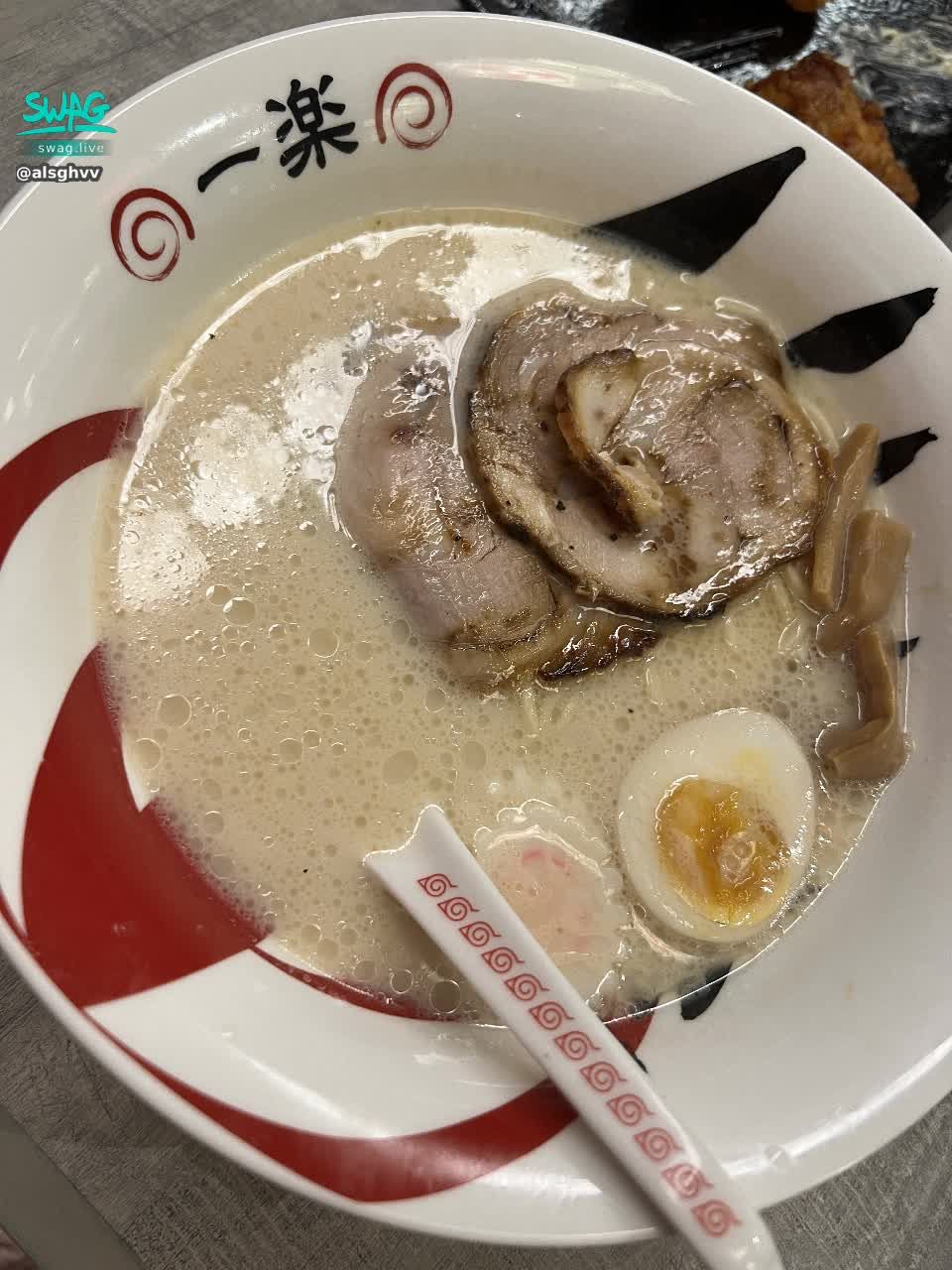 解鎖今天跟昨天任兩個限動截圖給我可以獲得一張比基尼露臉照！附上一張很難吃的拉麵文不對題 Swag