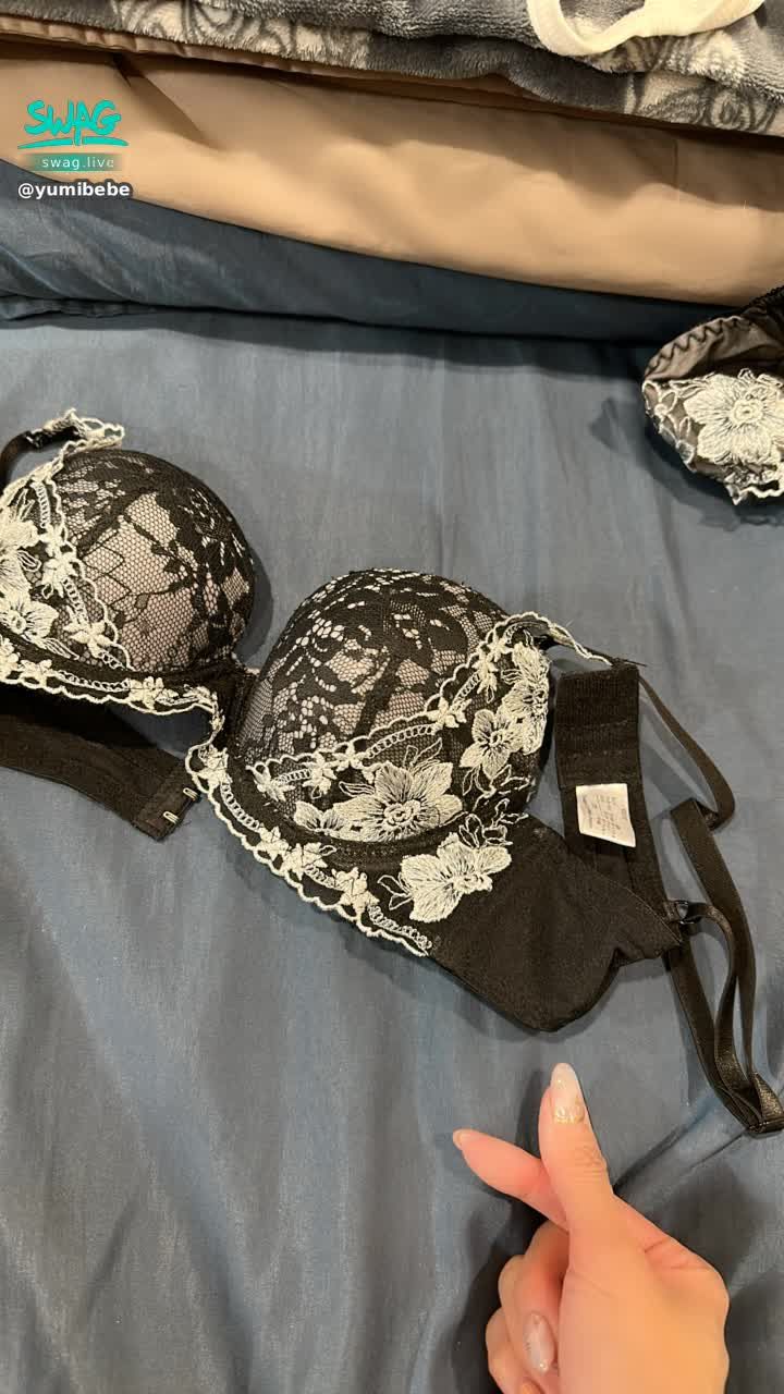 明天上傳穿這套內衣的限動影片💜 Swag