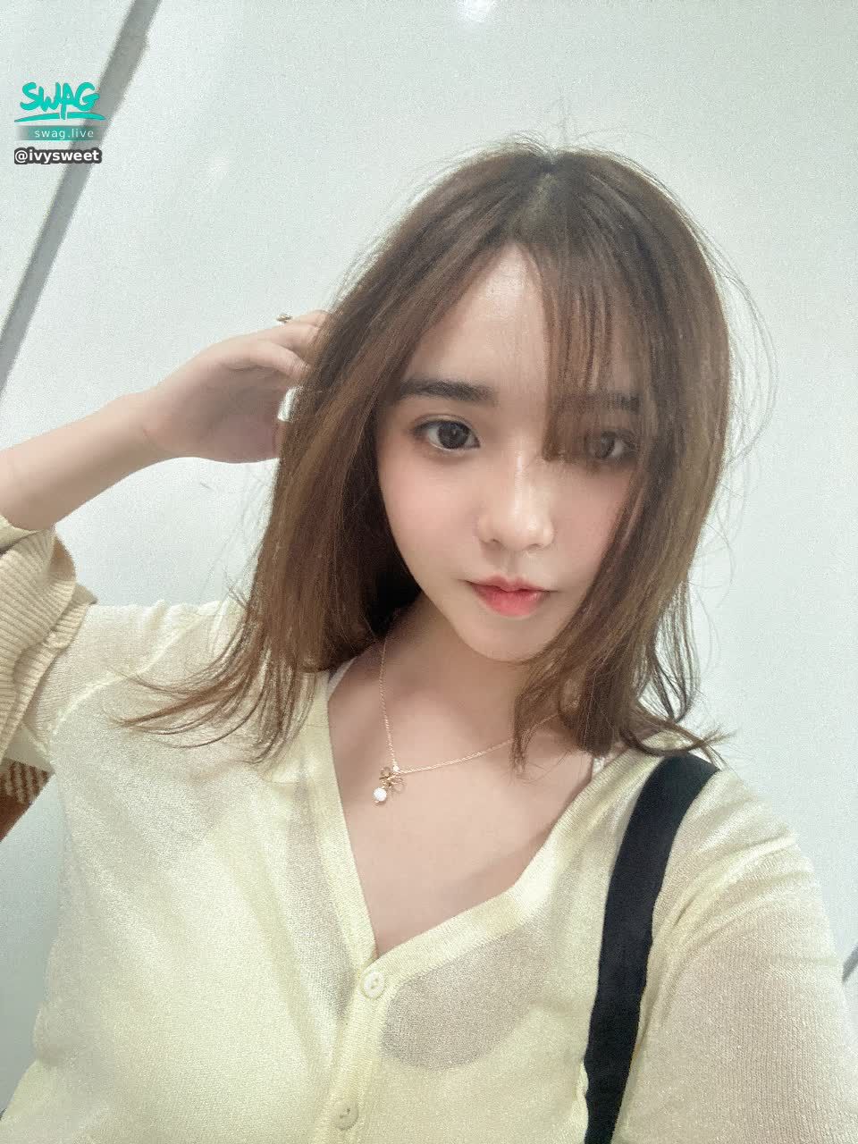 風有點大 瀏海有點被吹歪 你要幫我整理一下頭髮嗎💕 Swag