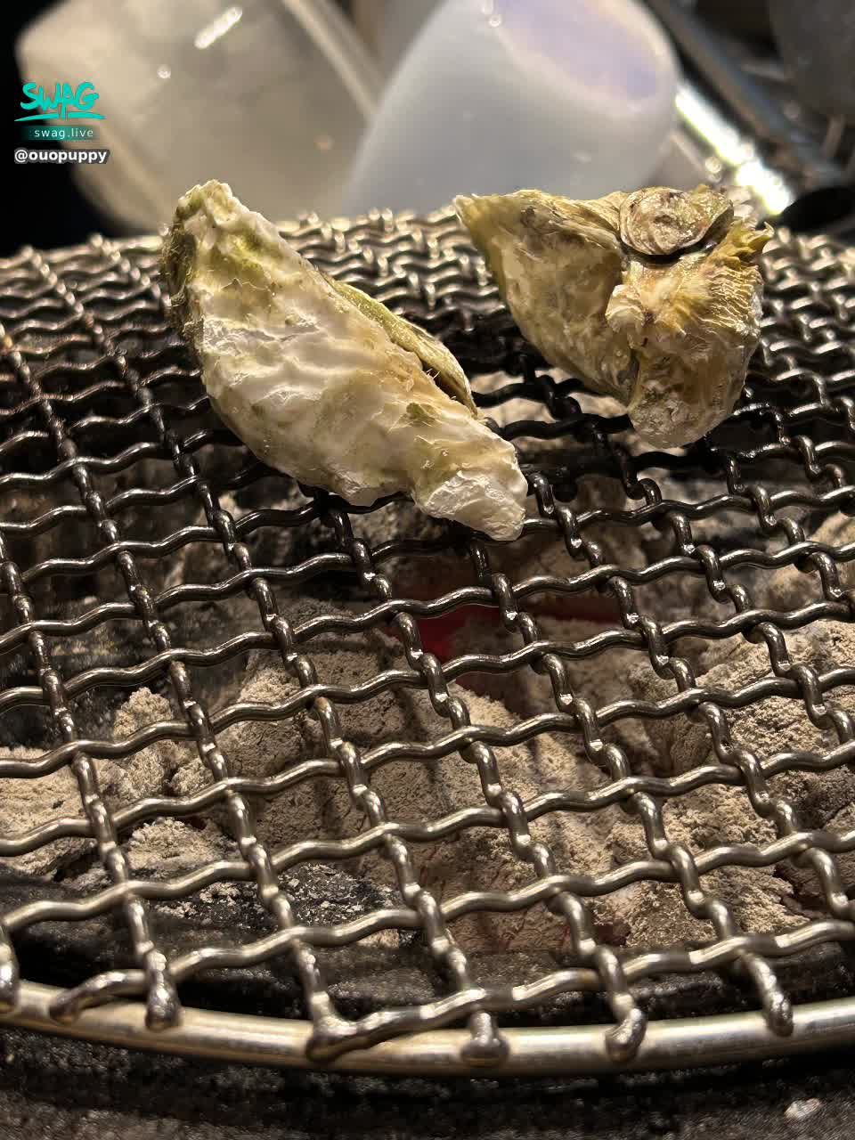 一個人吃燒肉結果店家招待兩顆生蠔😋😋😋 ️ ️ ️中秋節快樂🎑 Swag