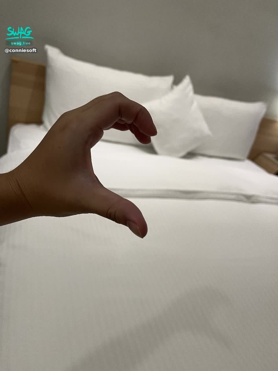出差中～～這麼一張大床 誰陪康妮睡呀🥺🥺🥺 Swag