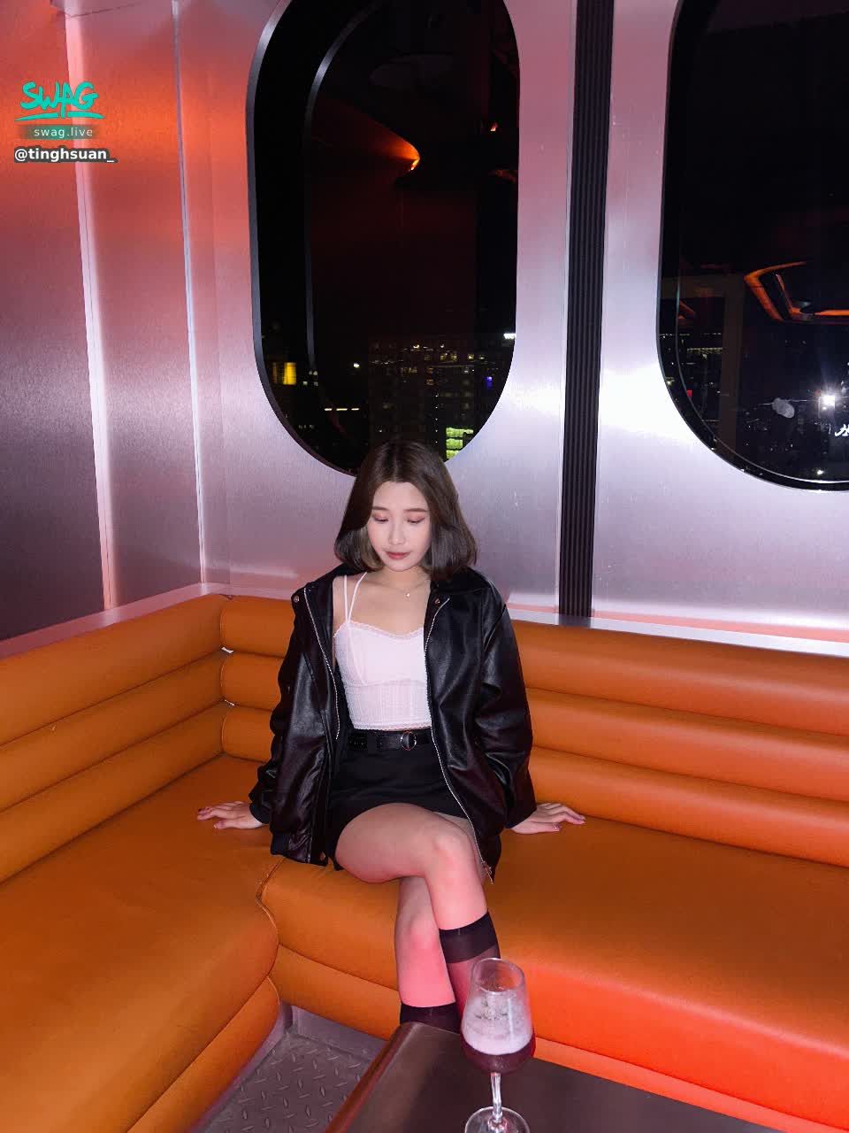 哈囉各位寶寶 小熊第一次直播改明天呦123 需要準備一下設備給你們更好的直播感受 時間晚點公佈喔 記得要關注小熊呦💗💗 Swag