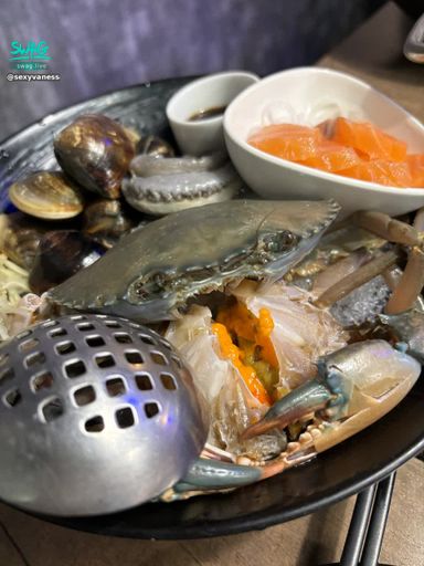 感謝餵食 ️ ️感覺離痛風更進一步了😆 今天超冷的~哥哥要注意保暖喔! Swag