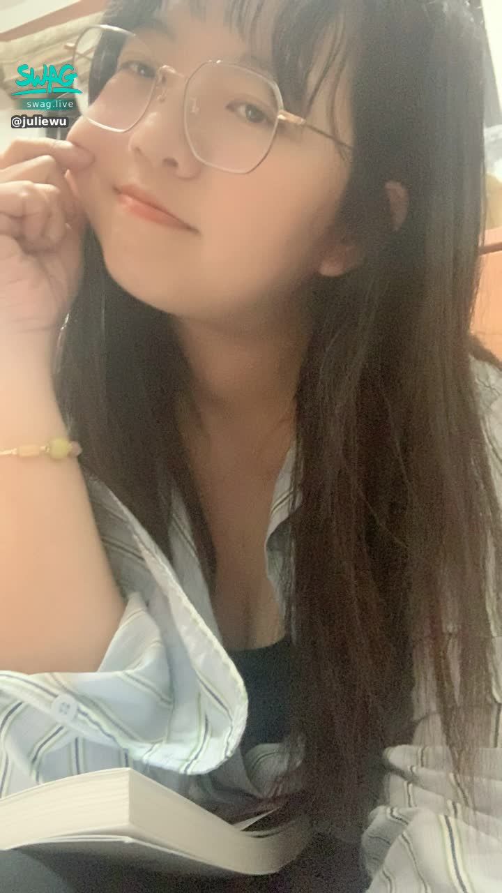 粉絲們新年快樂！julie最近吃太胖了，暫停⏸️拍打餵食😝 Swag